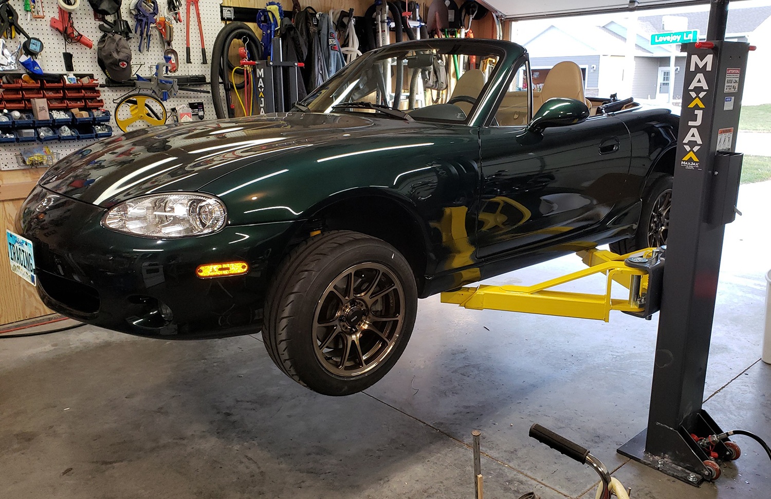 Photo Gallery of MaxJax Portable Car Lift | MaxJax